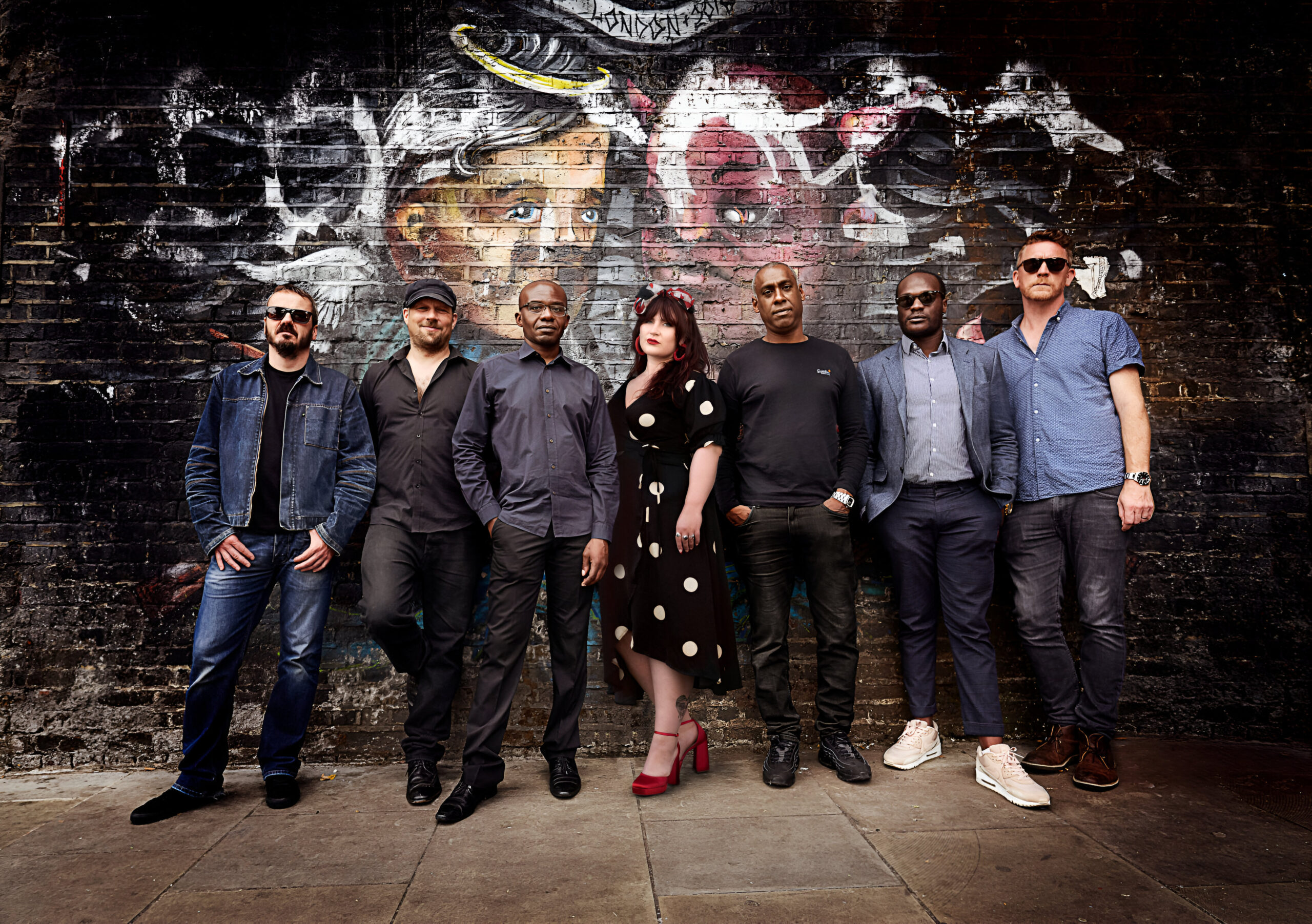 THE AMY WINEHOUSE BAND - Brasil Agora - O país levado a sério